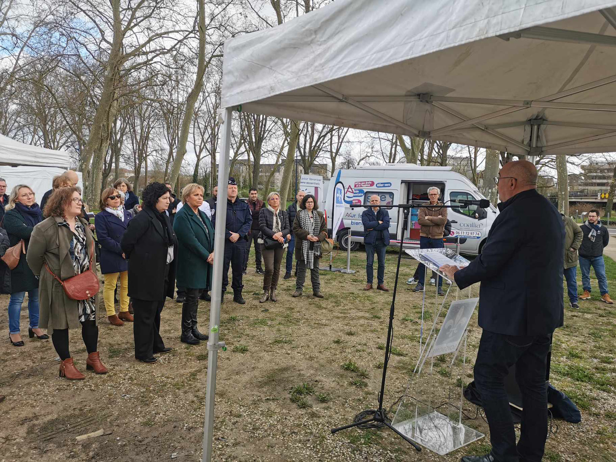 Le Bus “Accueil de Jour” de Soissons : Une innovation solidaire au ...